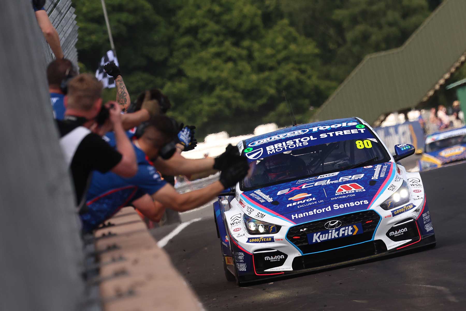 BTCC 2024 Oulton Park: Jake Hill’s Surprising Lead and Ongoing Championship Battle – EngageSportMode